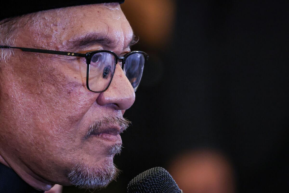 Anwar Meets King as Talks Finish on Malaysia Cabinet Lineup - Bloomberg