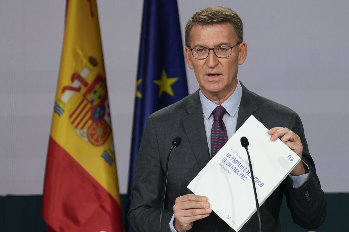 Spain’s Election Challenger Stays Mum on Key Economy Chief Role - Bloomberg Spain’s Election Challenger Stays Mum on Key Economy Chief Role - Bloomberg