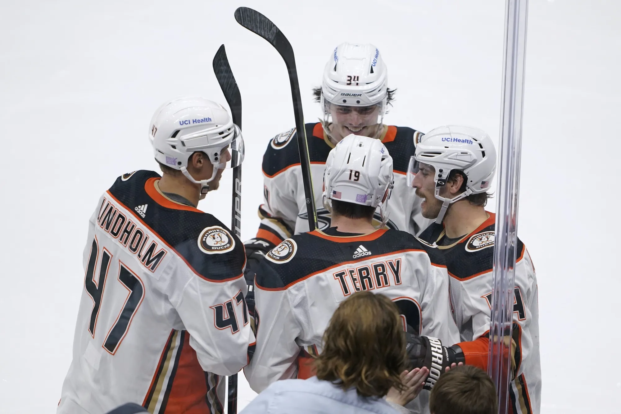 Terry Extends NHL-leading Streak, Ducks Beat Kraken 7-4 - Bloomberg