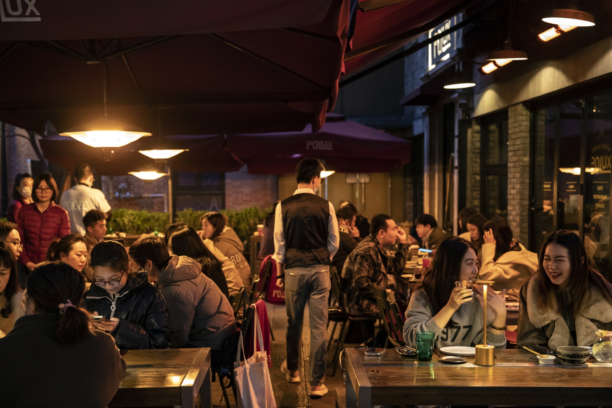 China’s Services Activity Expands For Fourth Straight Month - Bloomberg