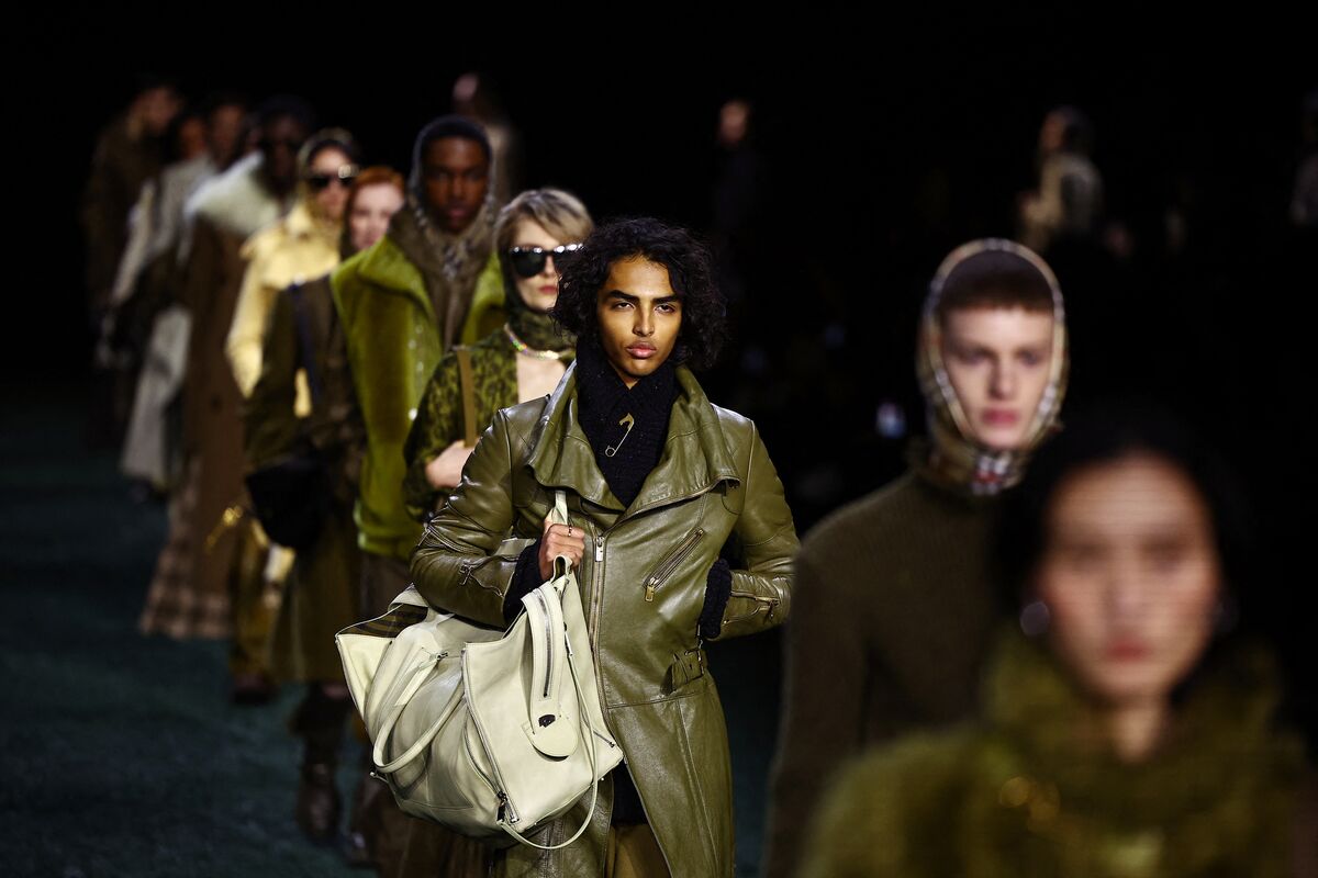 Burberry Sales Tumble as UK Label Warns of Challenging Times - Bloomberg