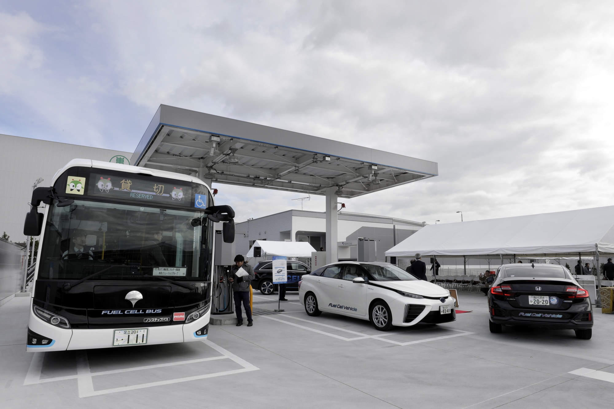This Bus Filling Station Is Latest in Japan’s Hydrogen Quest - Bloomberg