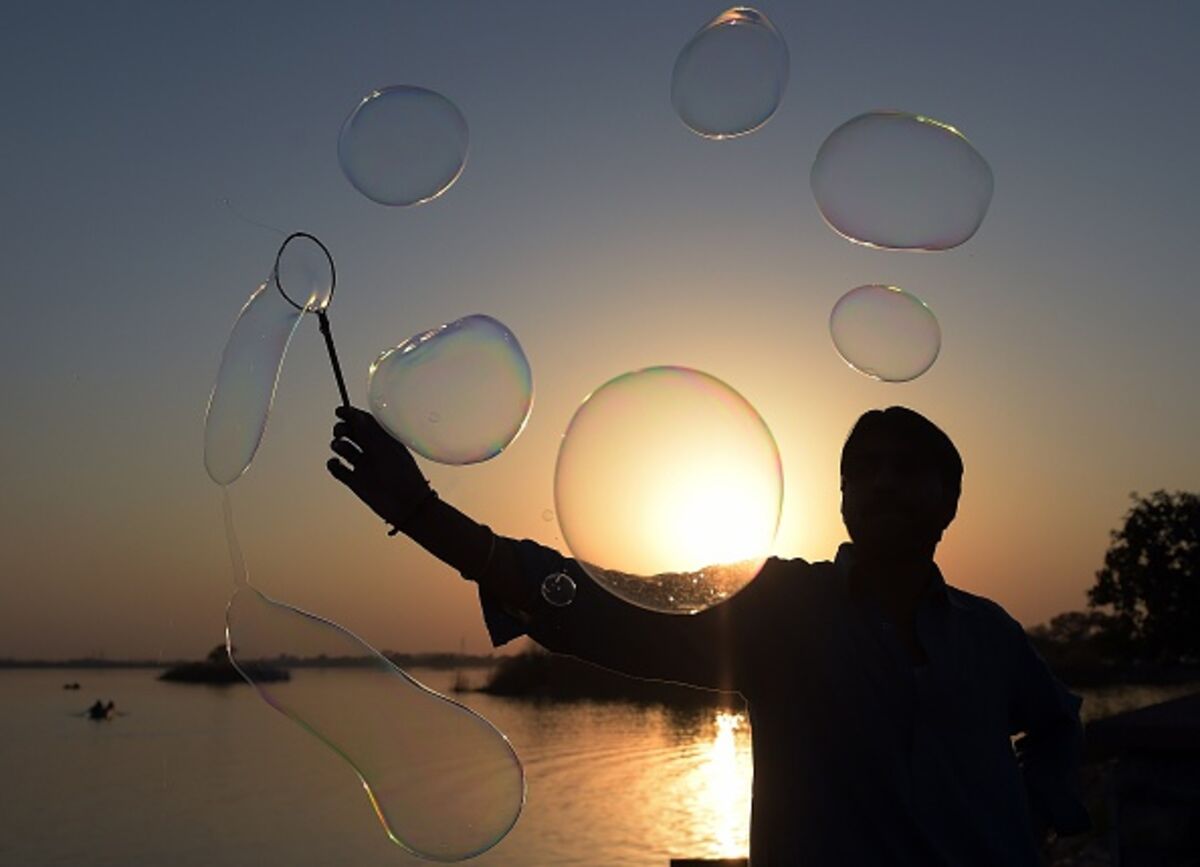 Bond Bubbles Tend to Slowly Deflate, Not Burst - Bloomberg