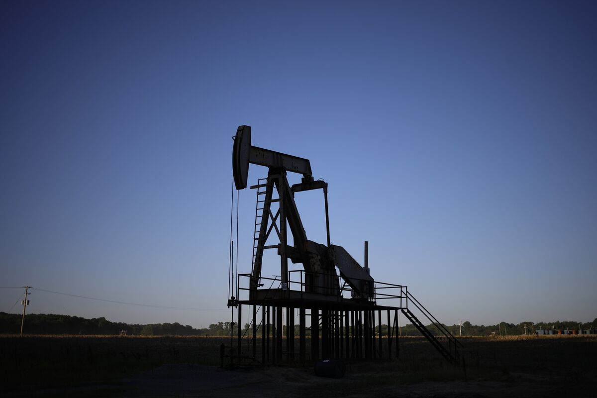 US Oil Futures Flash Oversupply for First Time This Year - Bloomberg