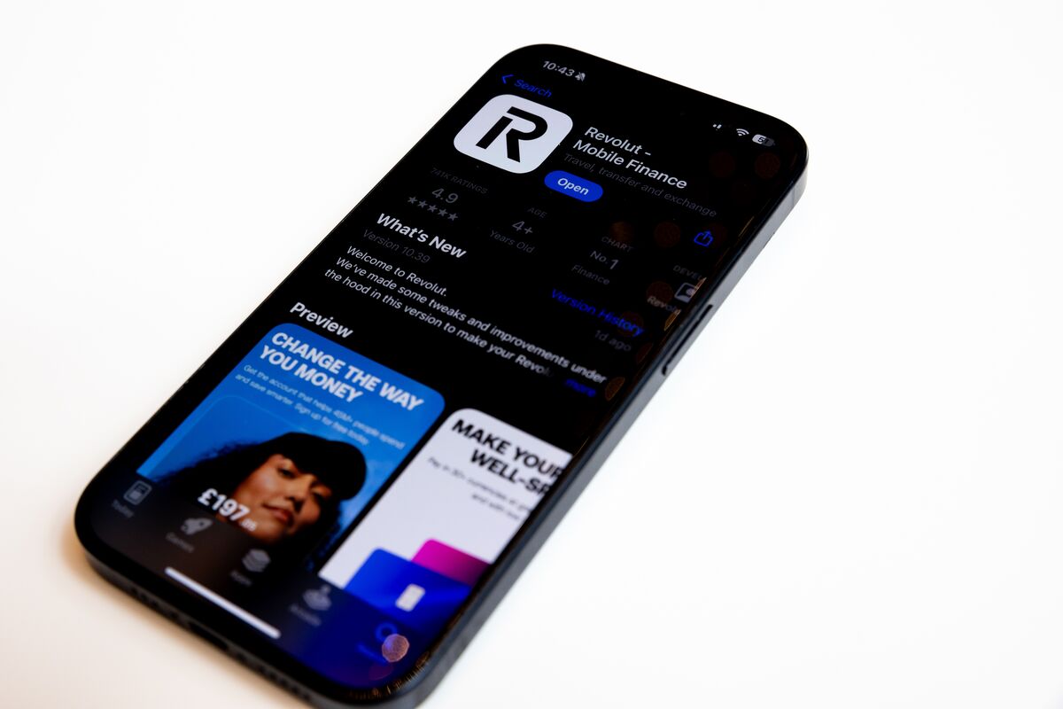 Revolut’s Newest Product Offering Is UK Mobile Phone Service - Bloomberg
