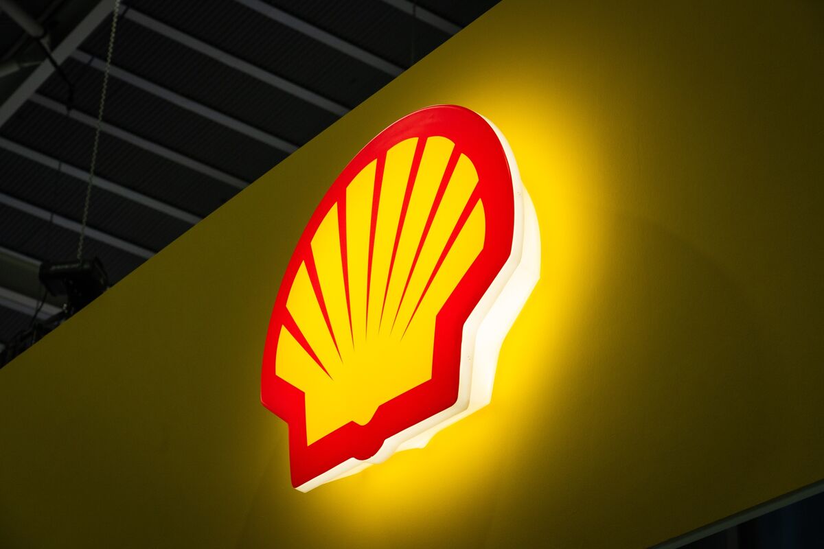 Shell Flags Lower Gas Volumes, Weaker Trading in Fourth Quarter - Bloomberg