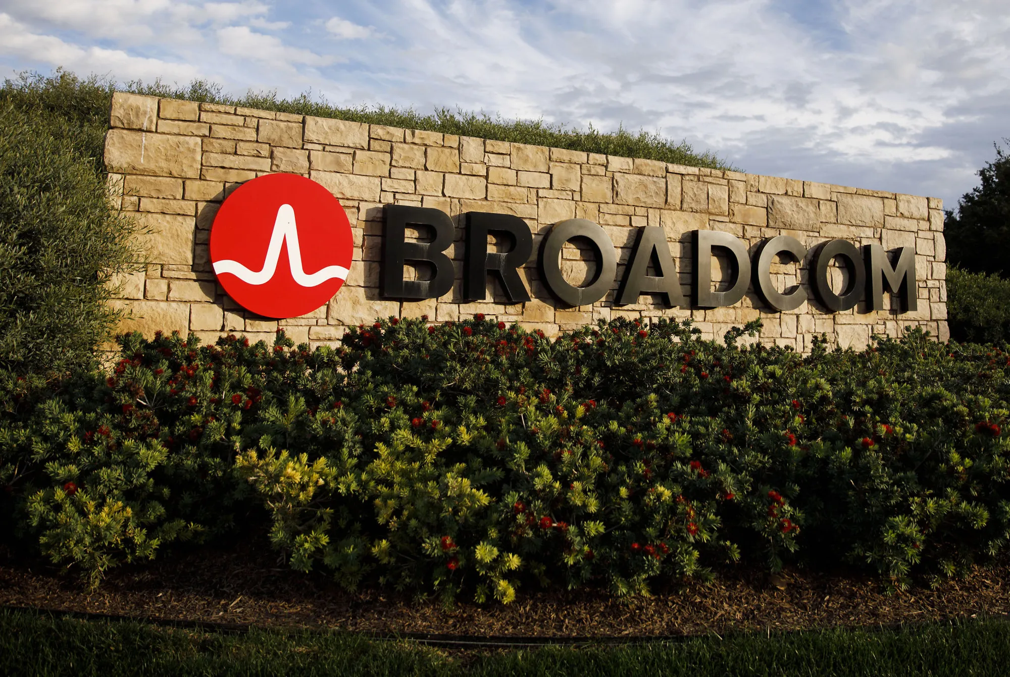 Broadcom Pulls Annual Sales Forecast on Virus Uncertainty - Bloomberg