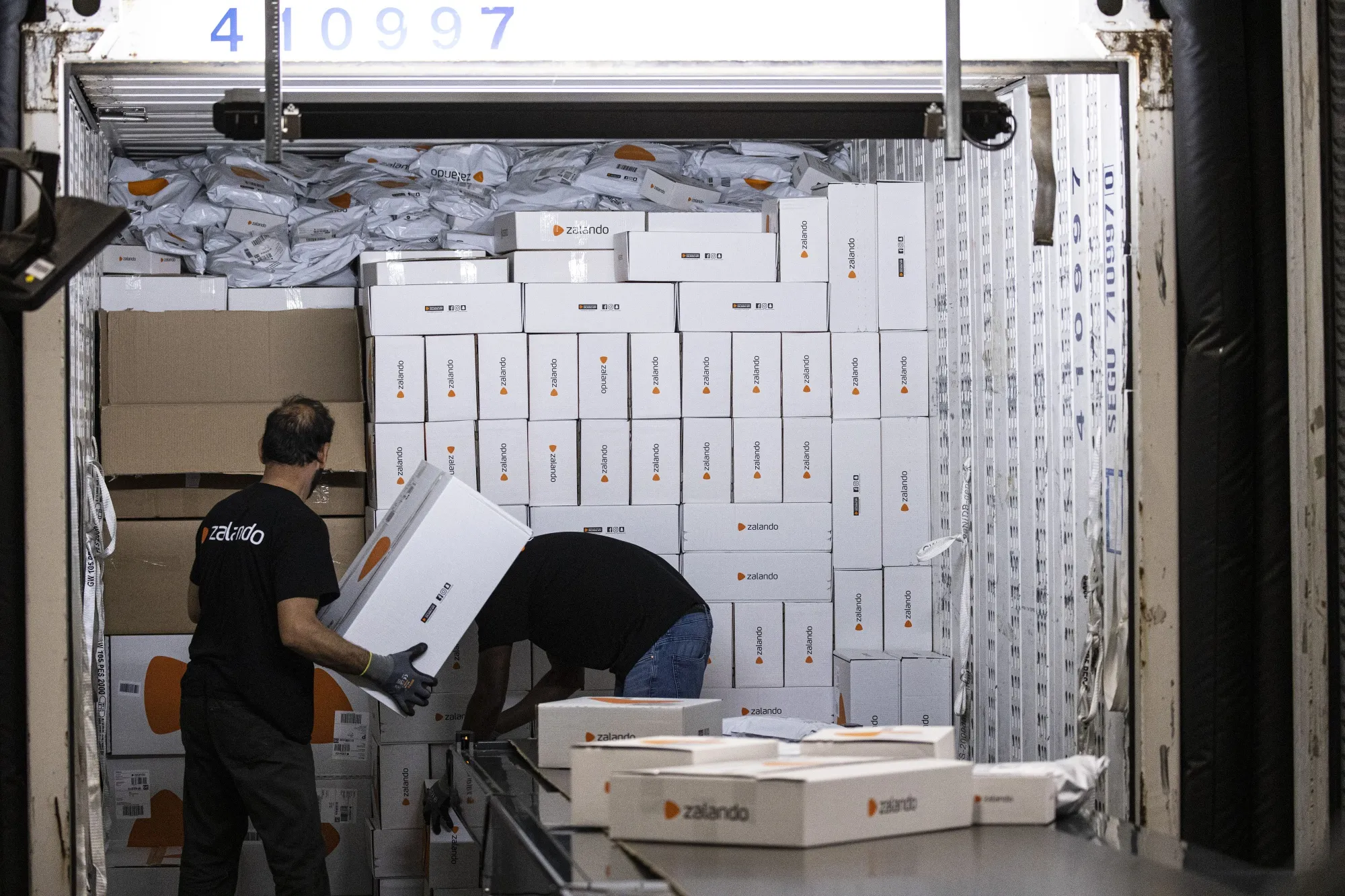 Zalando to Cut Several Hundred Positions, Co-Ceos Say - Bloomberg