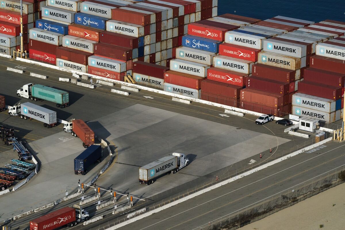 LA Port Defers Empty-Box Fee, Seeks Options to Clear Docks - Bloomberg