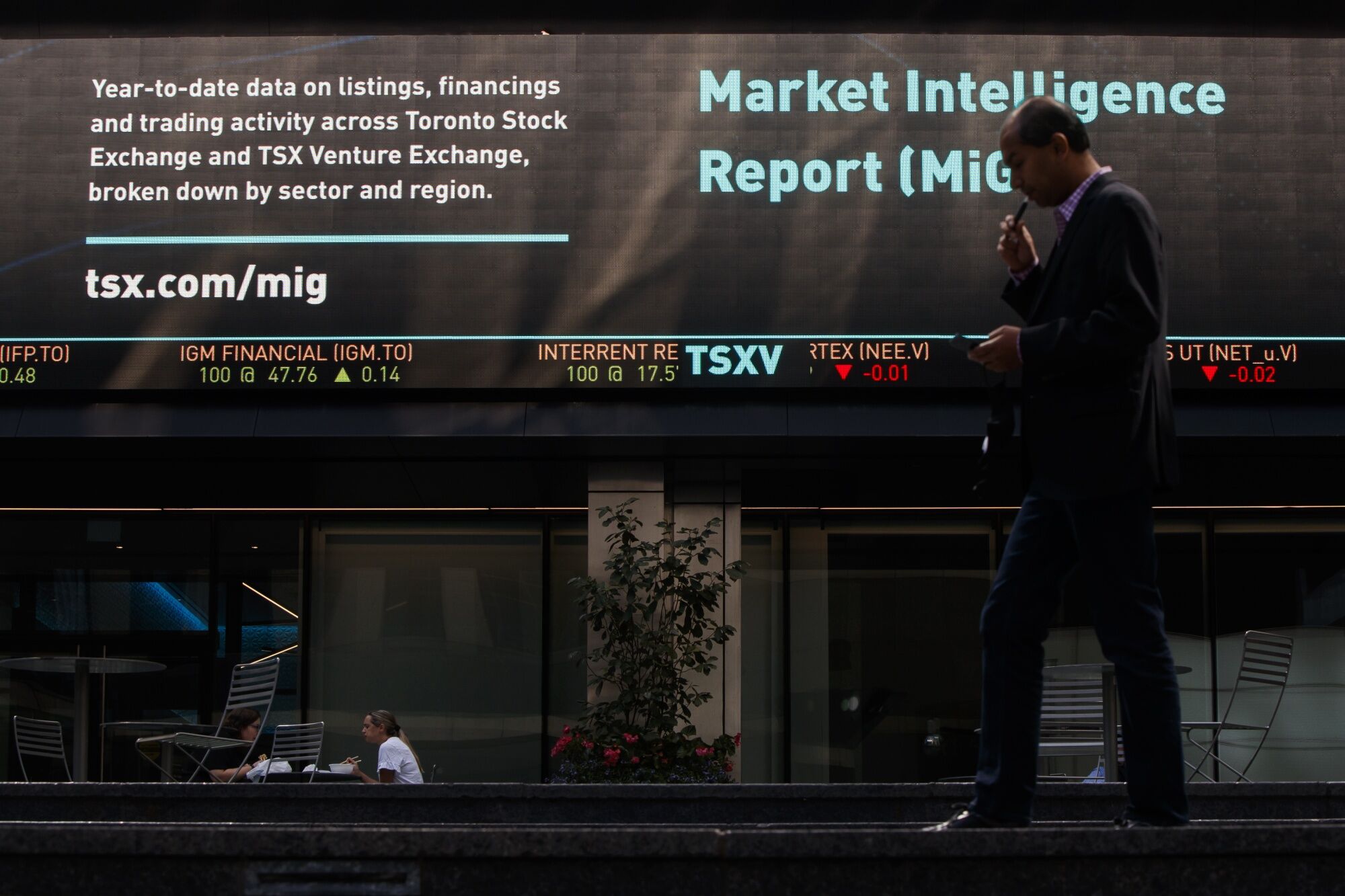 Canadian Stocks Sink Into First Correction Since 2020 Crash - Bloomberg