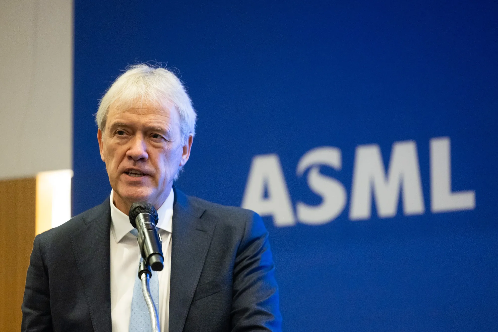 ASML Considers M&A to Meet Strong Demand for Advanced Chipmaking ...