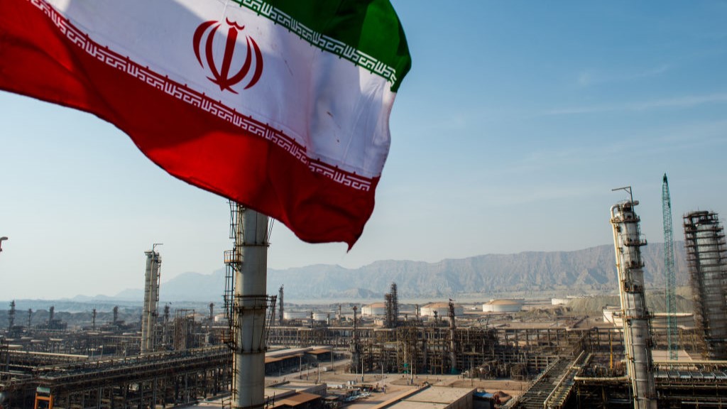 Watch Iran Races to Get Its Oil Out Into the World - Bloomberg
