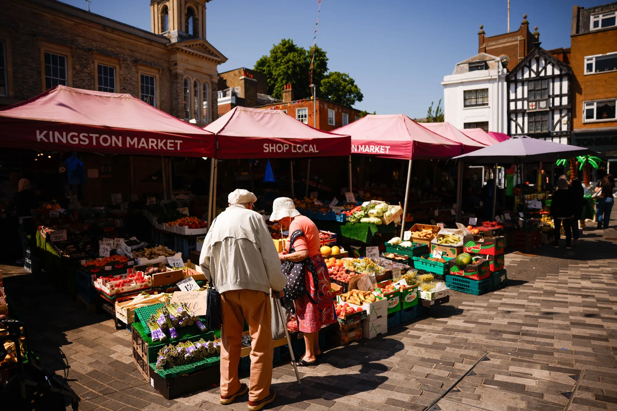 UK Consumer Confidence Extends Recovery After Inflation Drops - Bloomberg