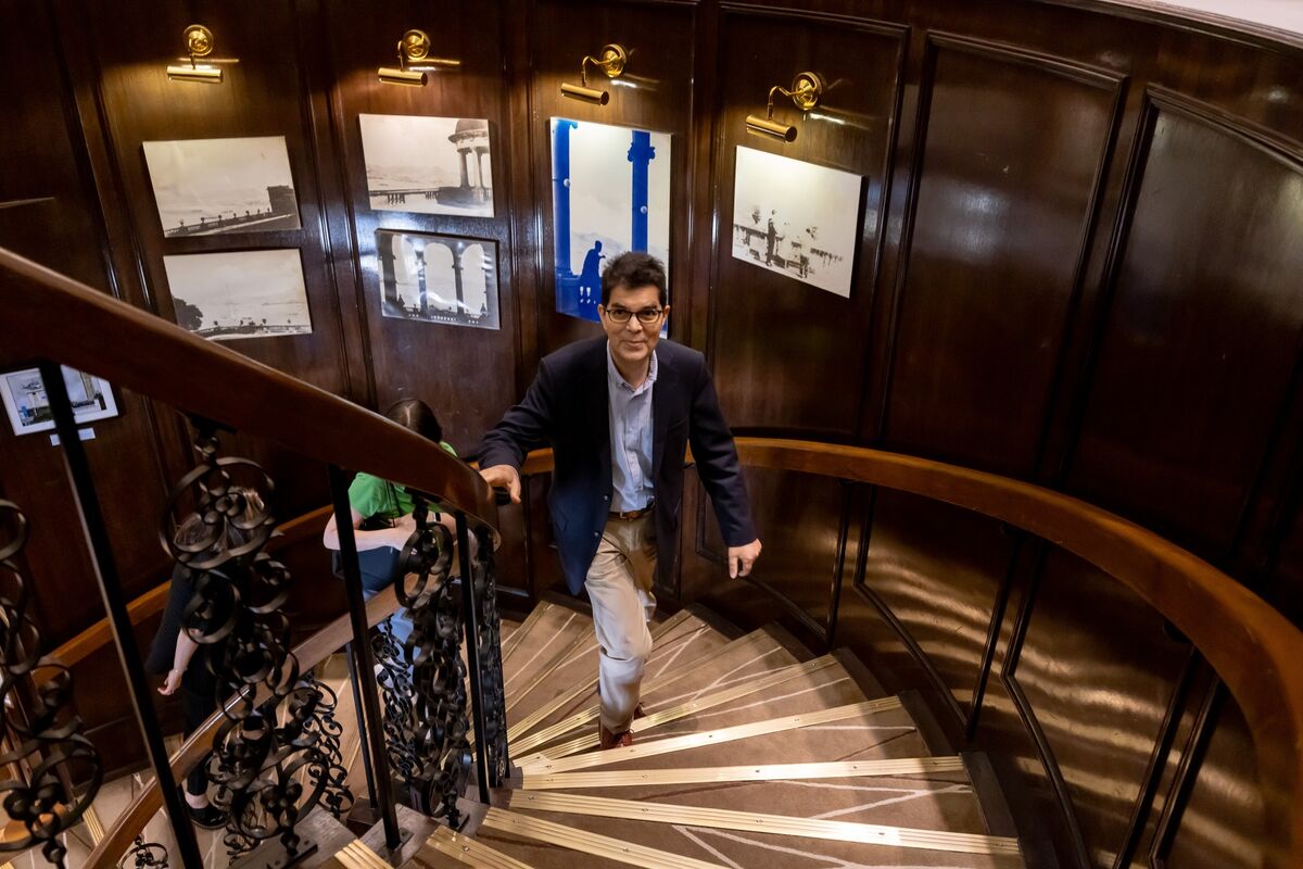 Hong Kong Stocks: Who Will Be the Next David Webb? - Bloomberg