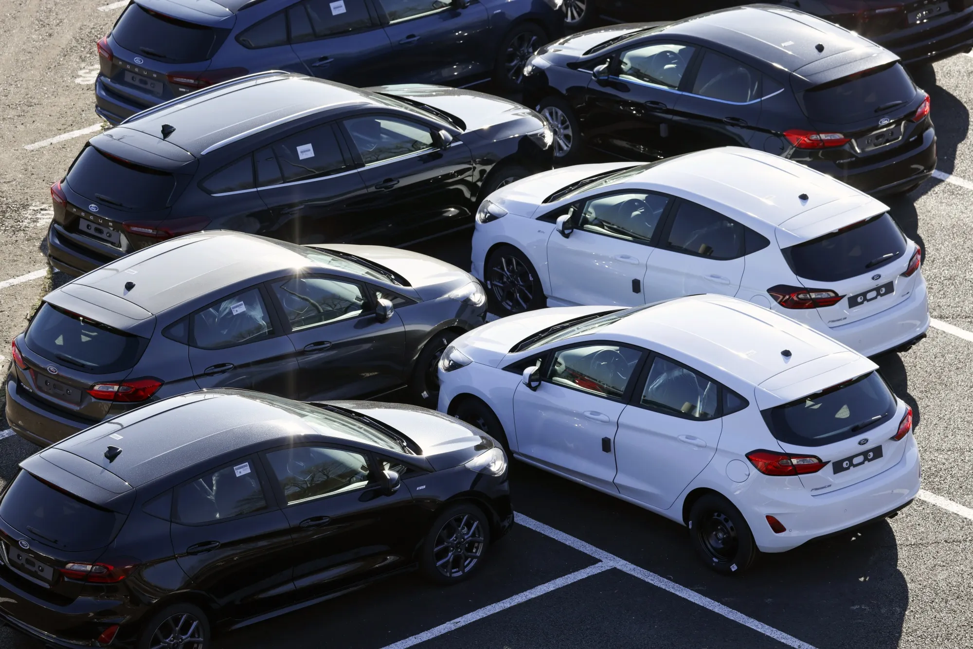 Italy, Poland Urge EU to Spare Carmakers From Carbon Fines - Bloomberg