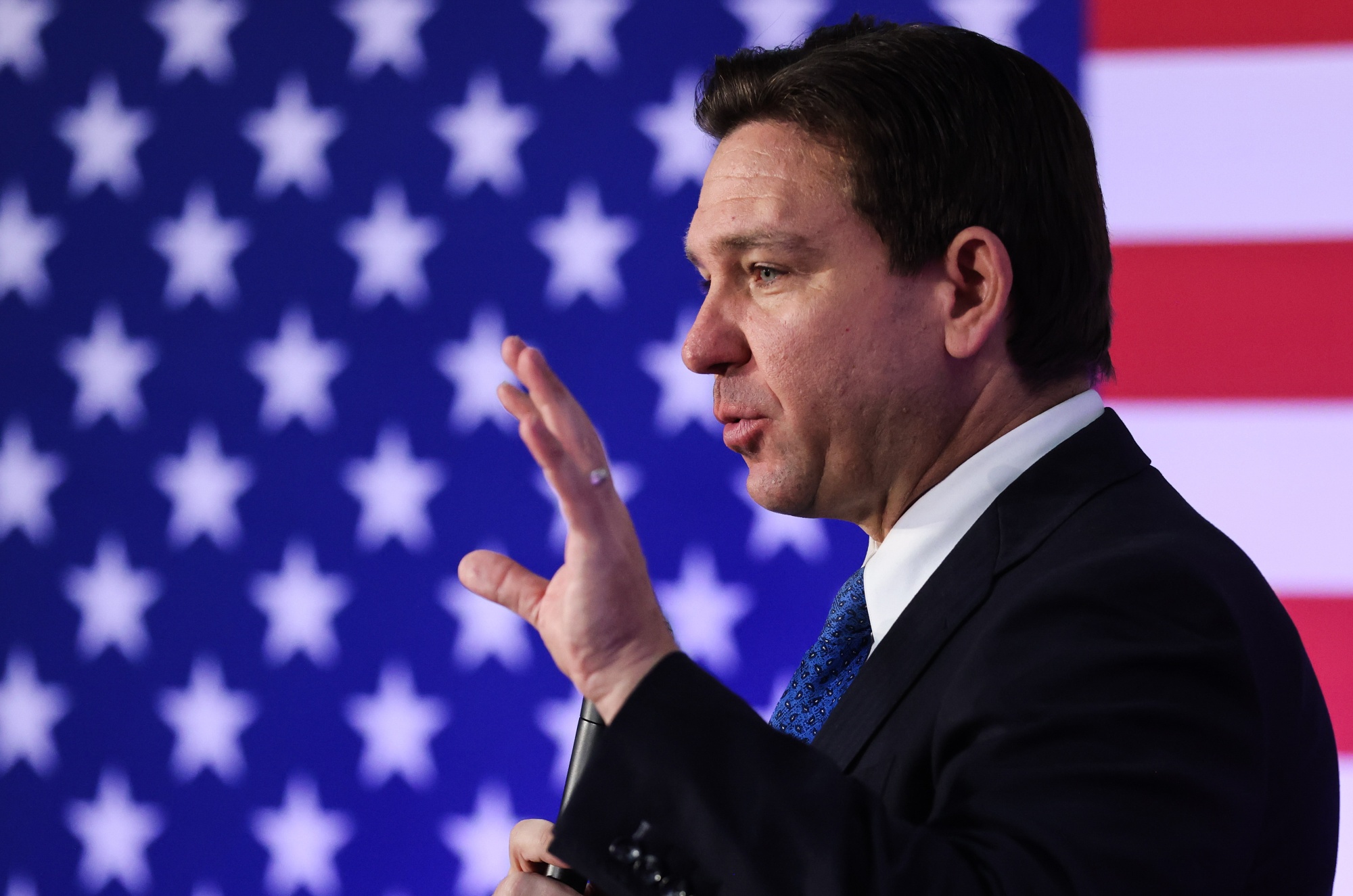 DeSantis Tries to Shrug Off Trump Win as New Hampshire Nears - Bloomberg