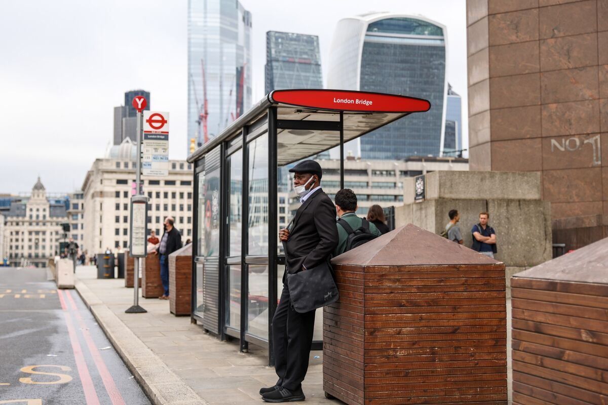 London's Jobs Recovery Lags Rest of U.K. With Tourists, Office Workers ...