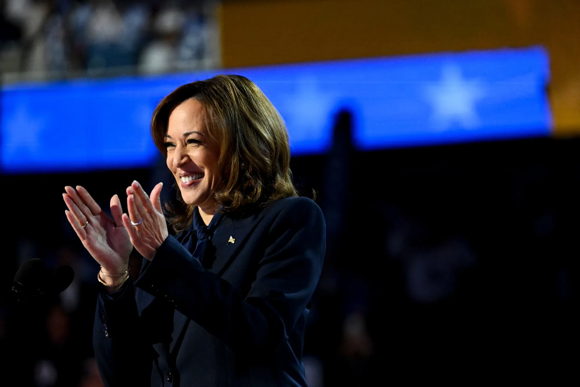 Kamala Harris acepta nominación, promete luchar por clase media - Bloomberg