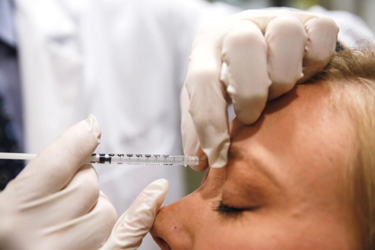 Allergan, Maker of Botox, Cuts Jobs Amid Ackman's Takeover Push - Bloomberg