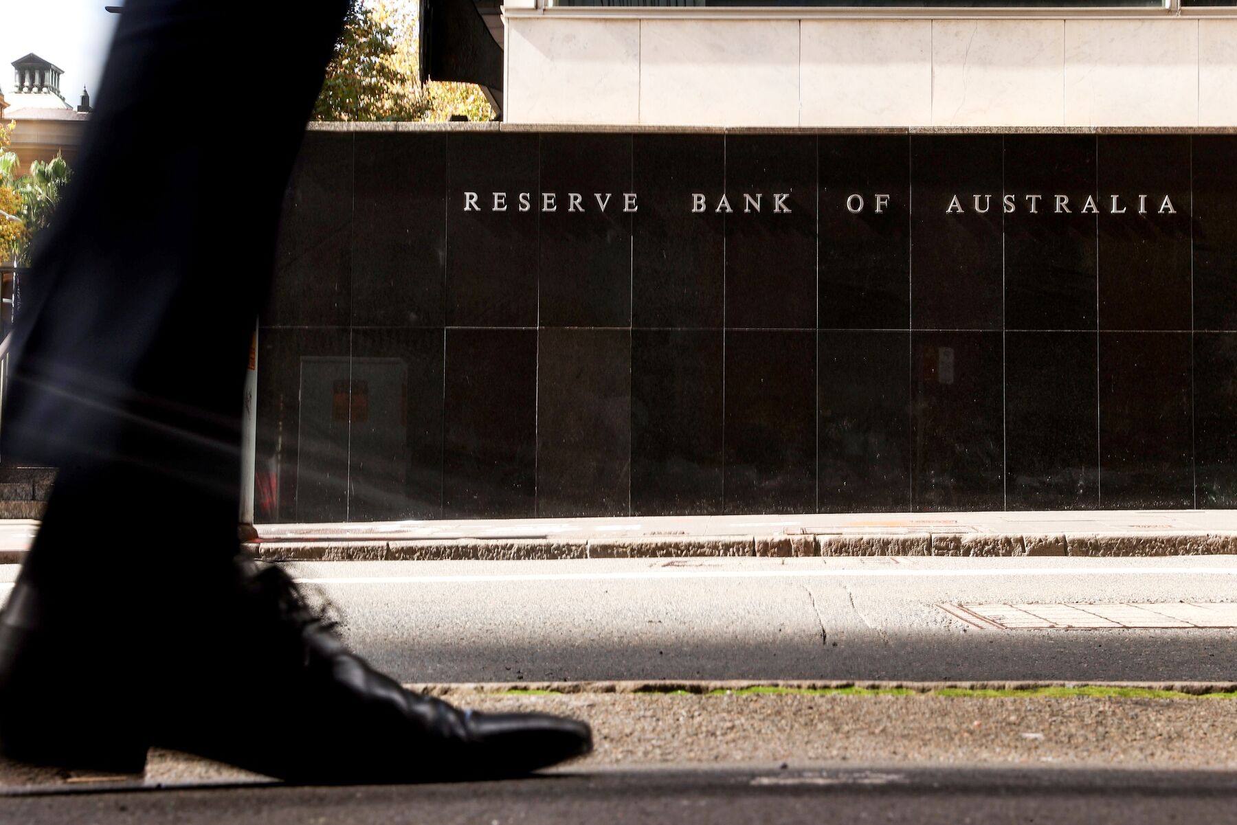 Australia’s Central Bank Breaks Ranks With Peers on Fallout Fear ...