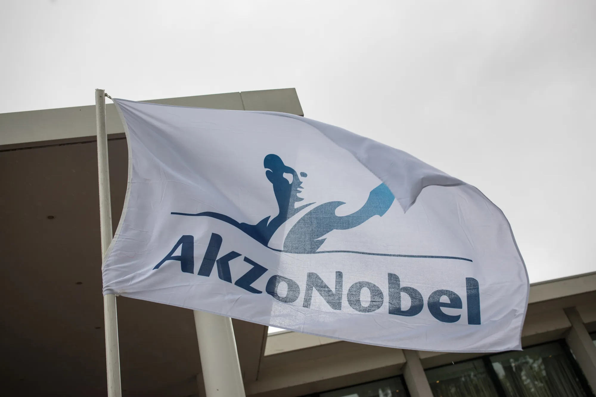 Akzo Nobel Outlook Improves on Cost Cuts, Lower Input Expenses - Bloomberg