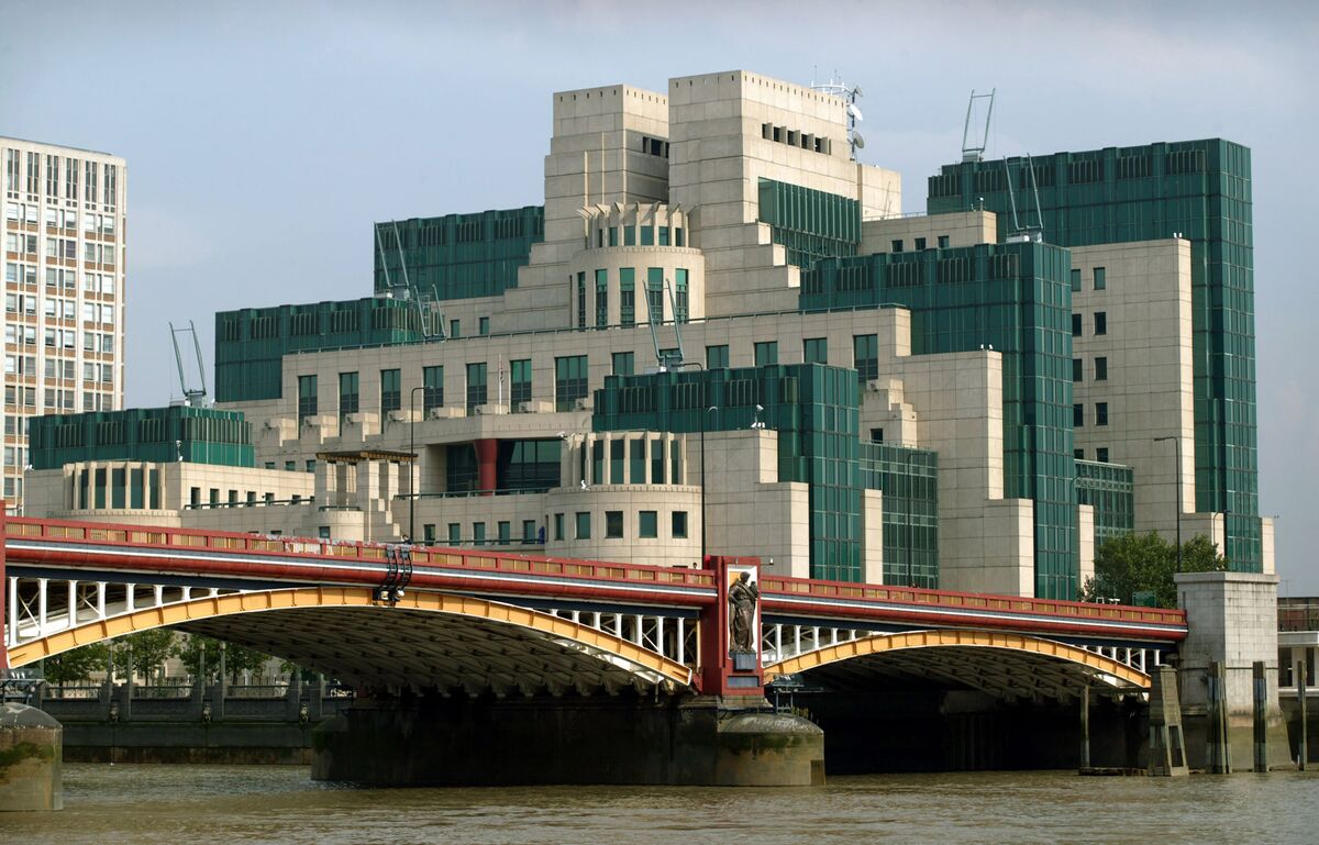 MI6 Chief Says AI Can’t Beat Human Intelligence for Spying - Bloomberg