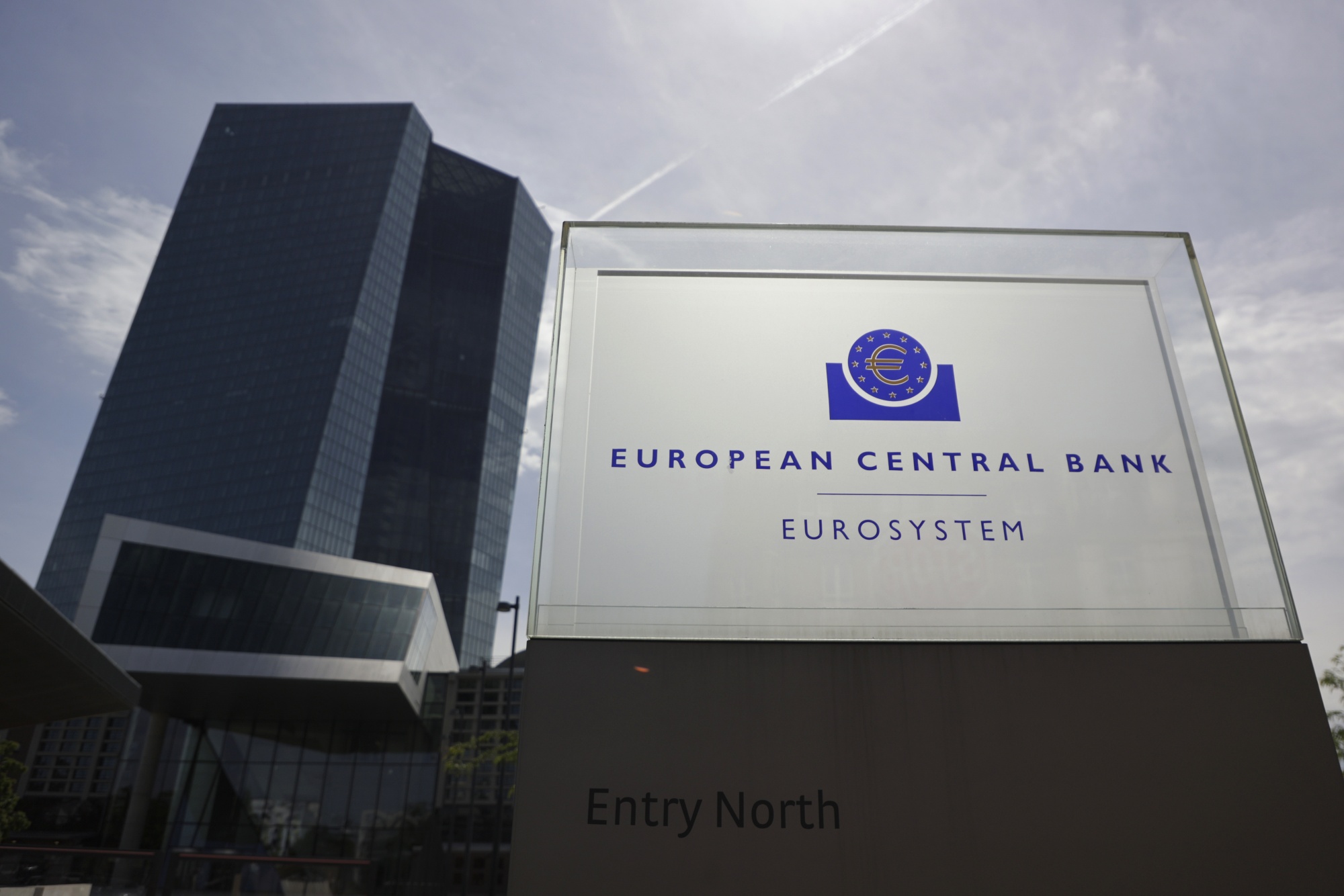 ECB、社債保有を気候変動対応企業に「傾斜」へ－10月から適用 - Bloomberg