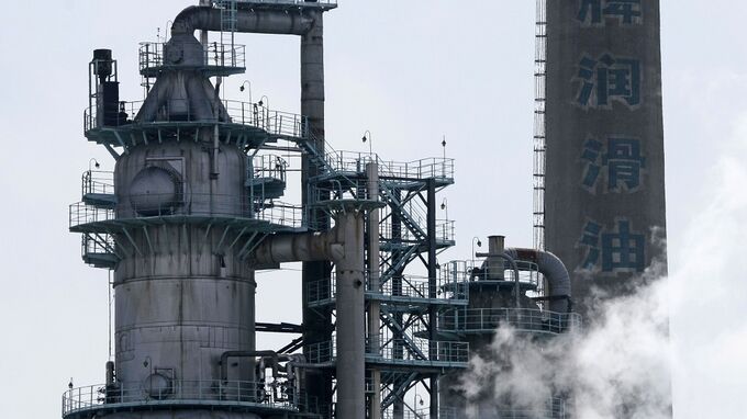 Massive Oil Refining Capacity Idle in China as Prices Soar - Bloomberg