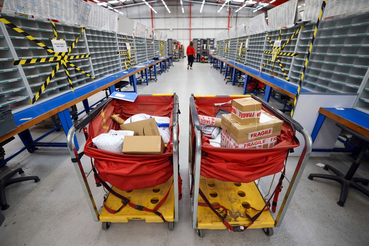 Over 115 000 UK Postal Workers Set Dates For Strikes Bloomberg over-115-000-uk-postal-workers-set-dates-for-strikes-bloomberg