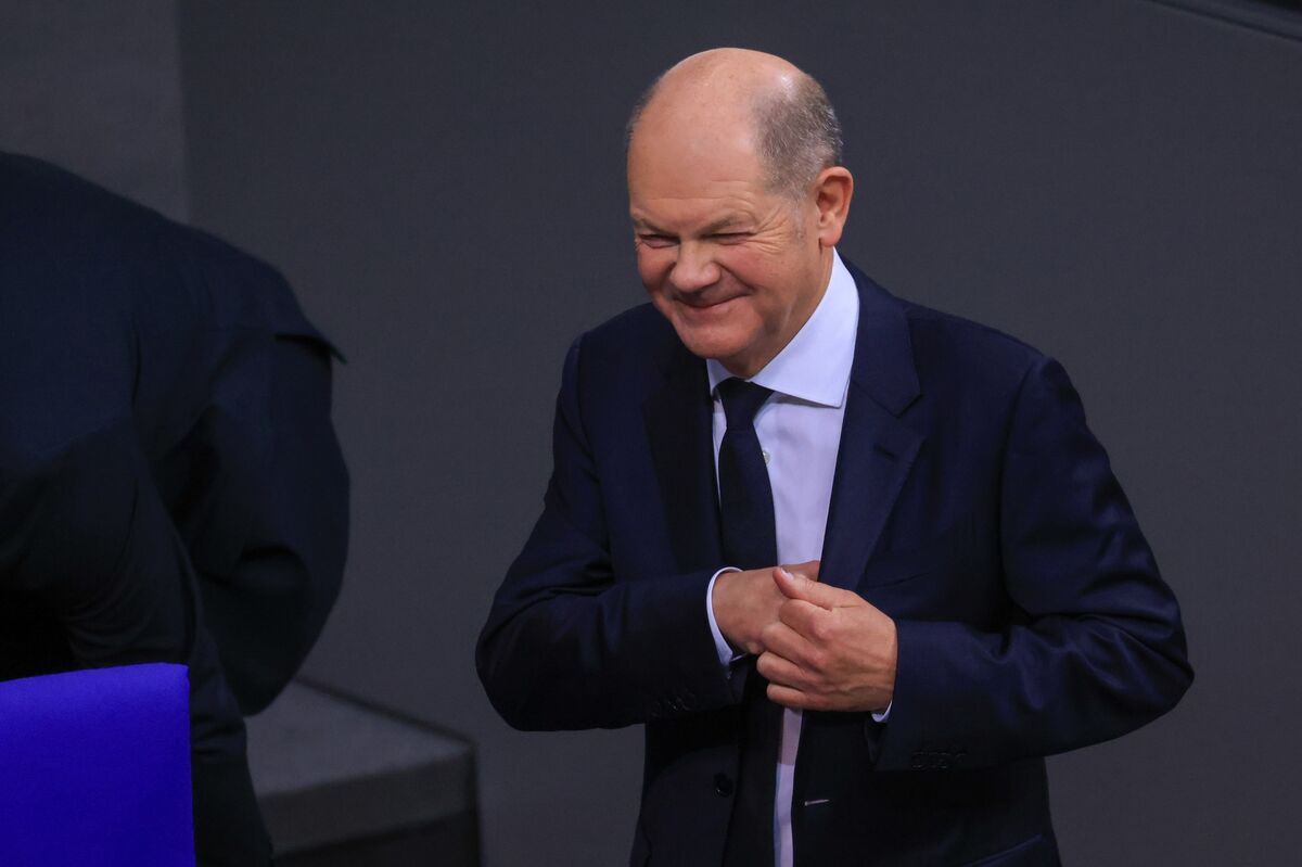 Scholz Gains Ground on Conservative Challenger Merz in New Poll - Bloomberg