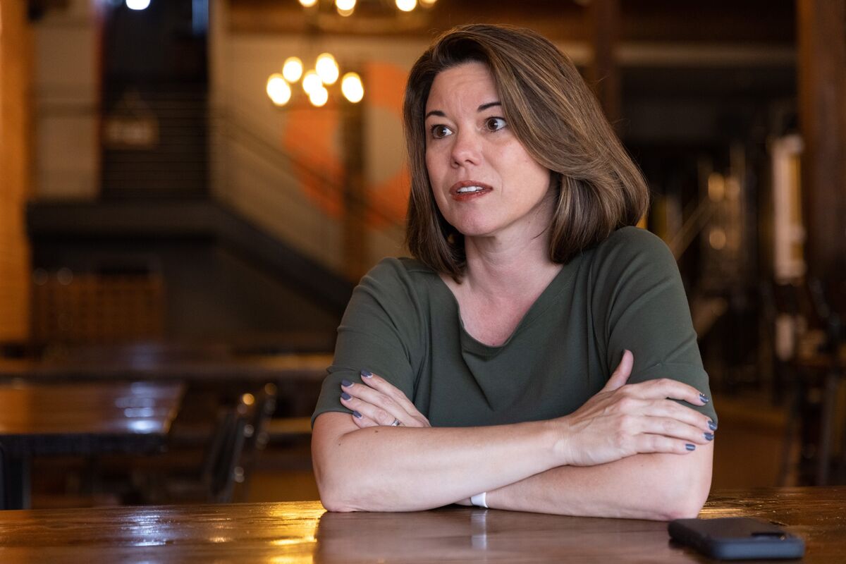 Democratic Rep. Angie Craig Gets Vulgar Calls After Elevator Attack - Bloomberg