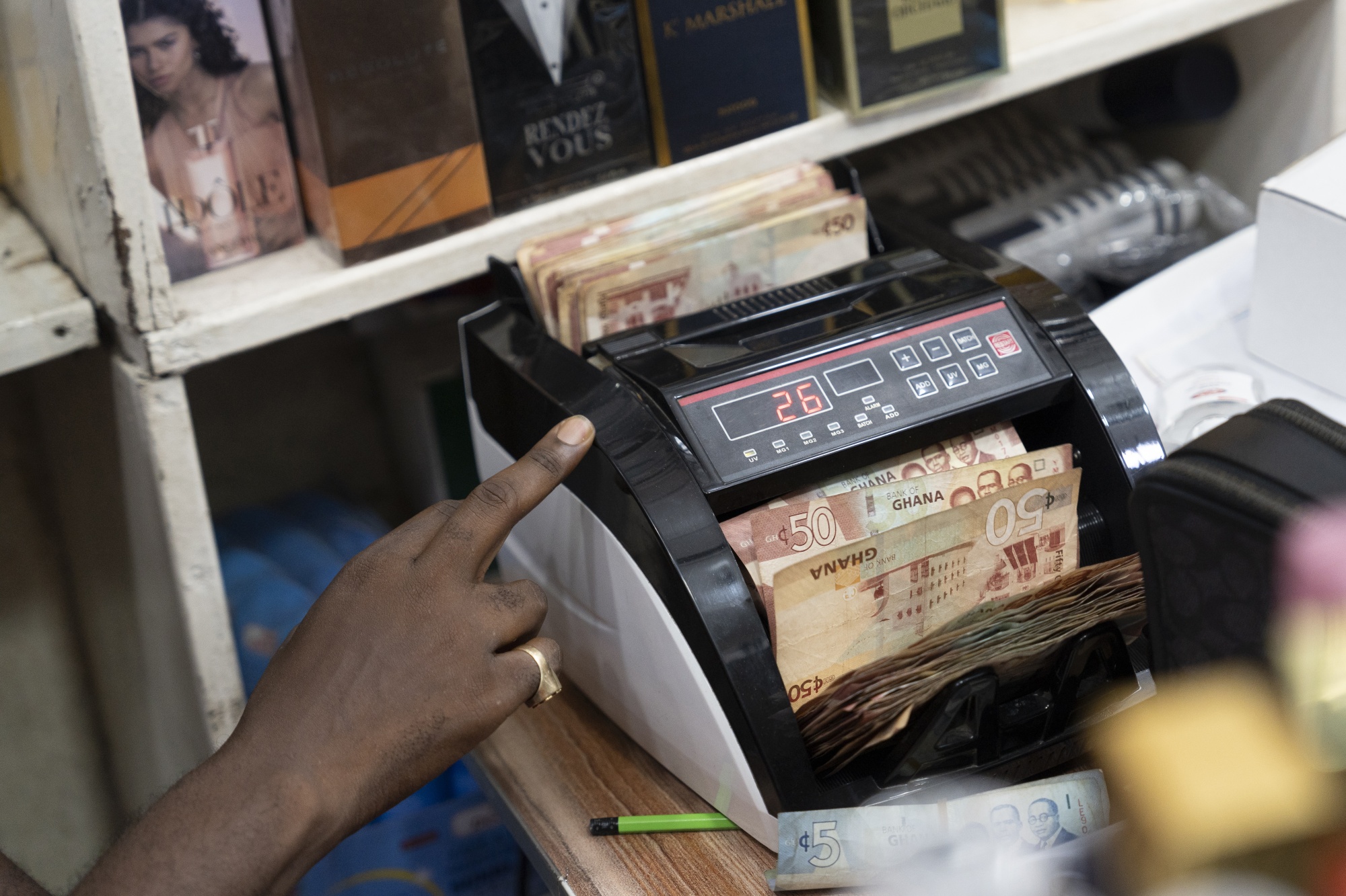 Ghana Central Bank Keeps Rate Steady at 29% to Support Plunging Cedi ...