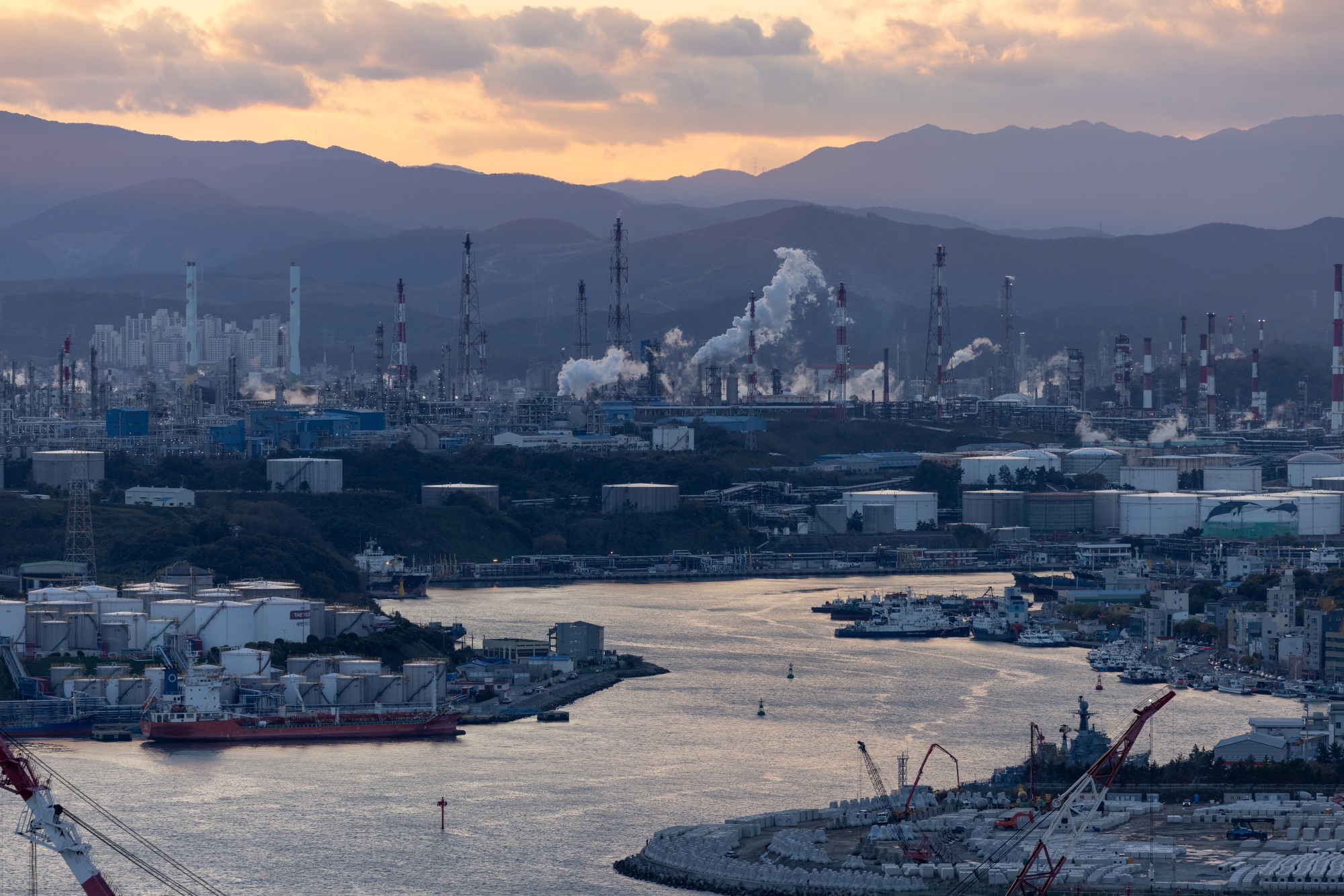 Asia’s Physical Market for January Oil Gets Off to Strong Start - Bloomberg