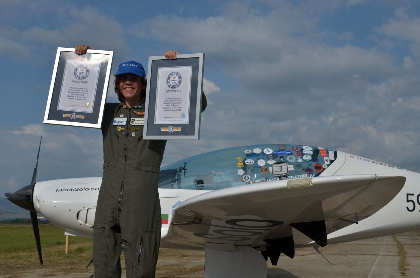 Teen Pilot on Track for Solo Global Flight World Record - Bloomberg
