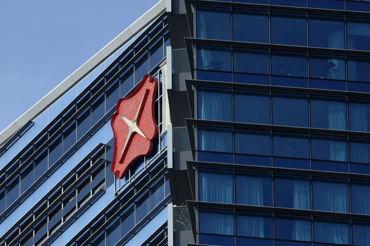 DBS CEO Sees Job Cuts of 4,000 Temp Staff as AI Replaces Roles - Bloomberg