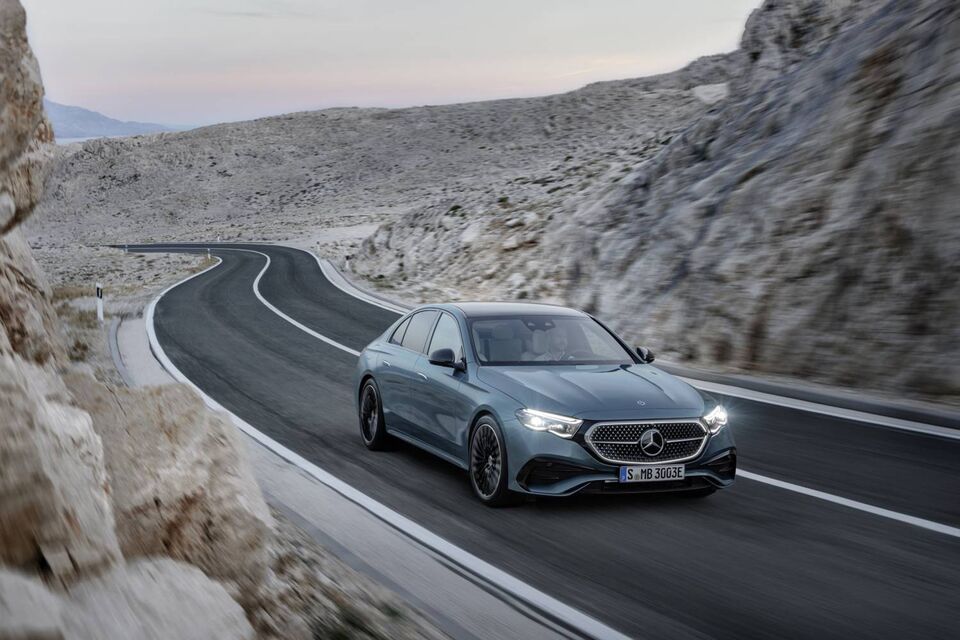Mercedes Unveils Pricier E-Class in Key Test for Luxury Strategy ...