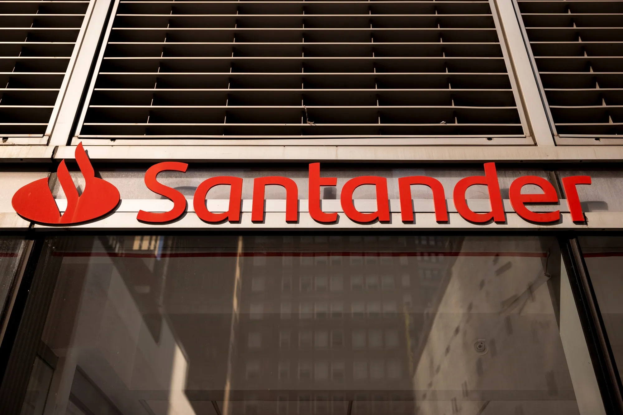 Santander cria escritórios em Miami e Brasil para super-ricos - Bloomberg