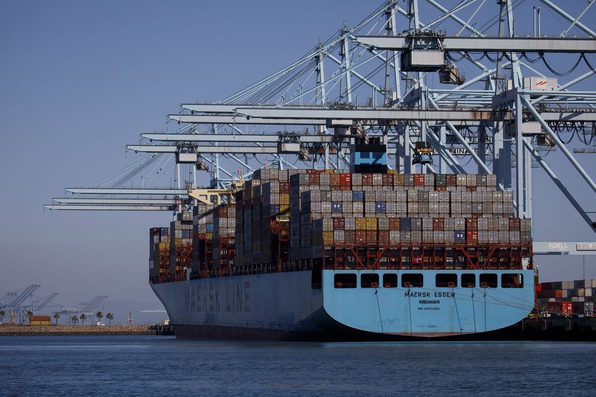 Shipping Giant’s Containment Plan Takes on Water - Bloomberg