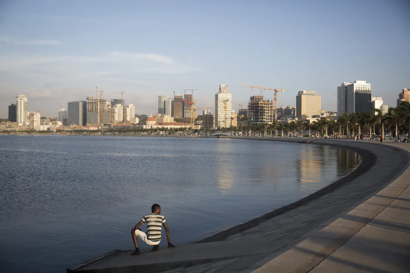 Africa’s Outlier Angola Could Cut Rates Further Next Year - Bloomberg