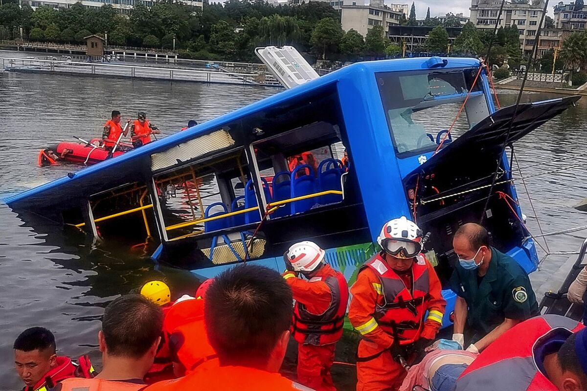 Chinese Police Blame Bus Driver for Crash That Killed 21 - Bloomberg