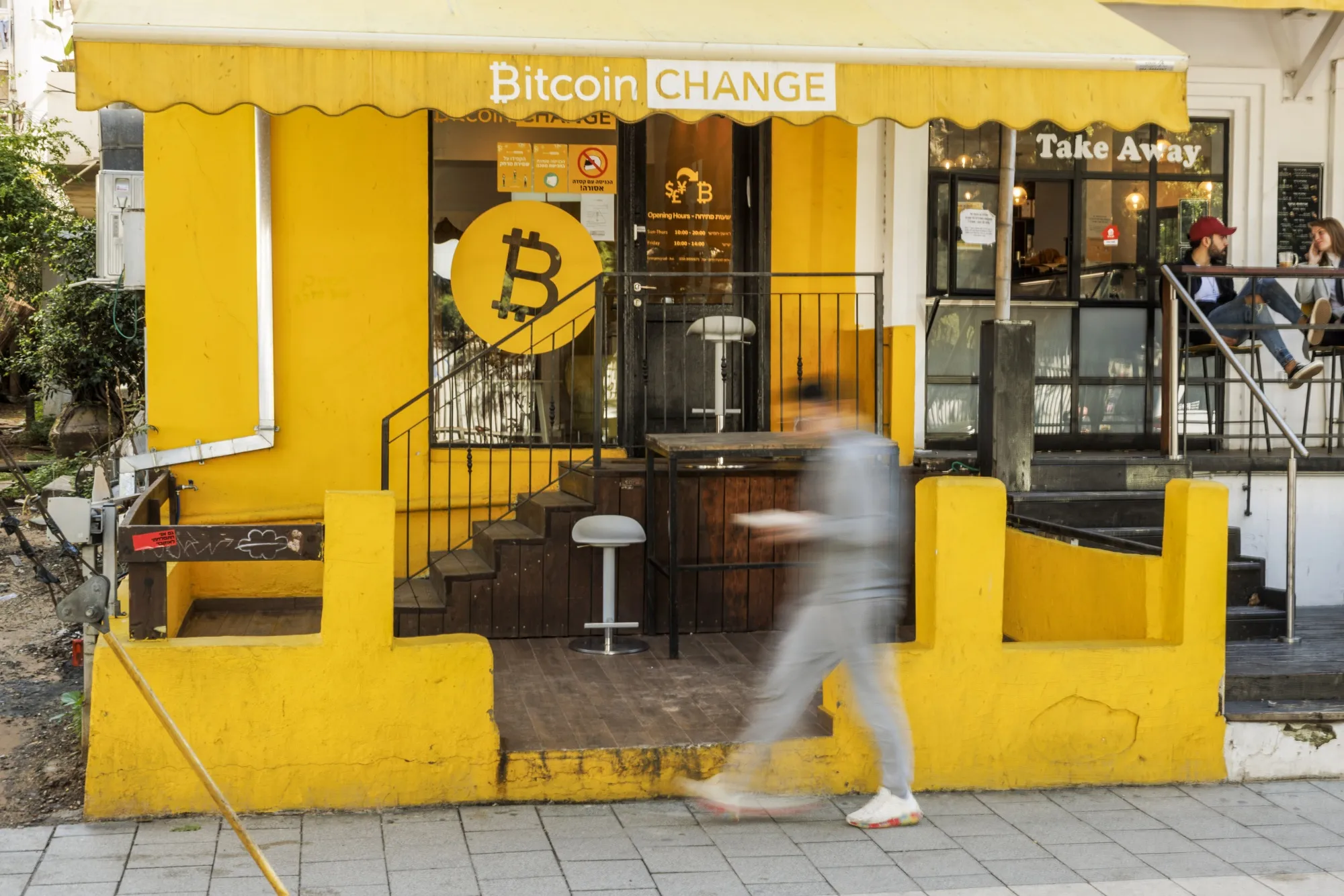 Bitcoin (BTC) Slips Below $25,000; Solana (SOL) Falls on FTX ...