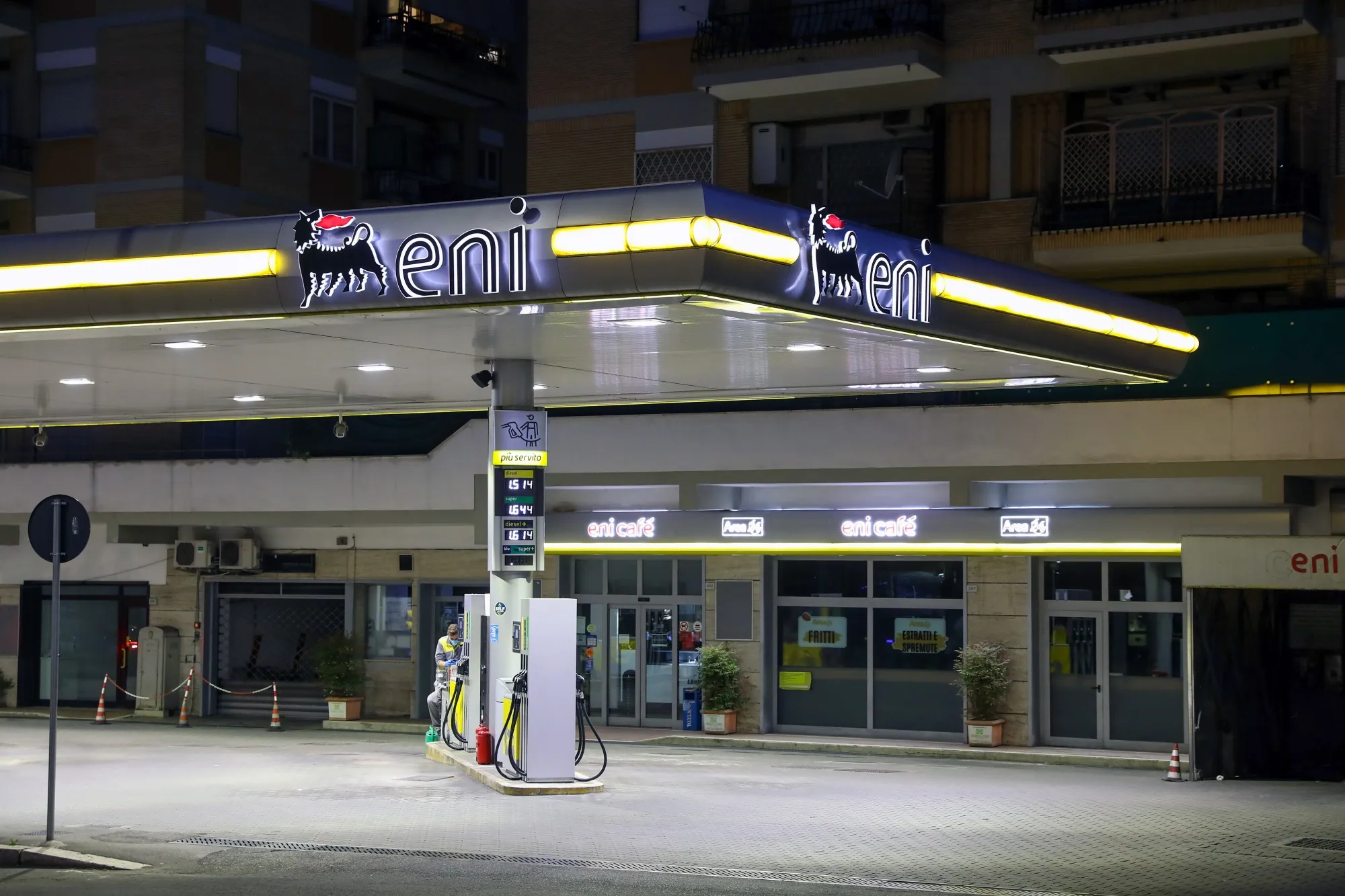 Eni Raises Share Buyback Plan as Cash-Flow Outlook Improves - Bloomberg
