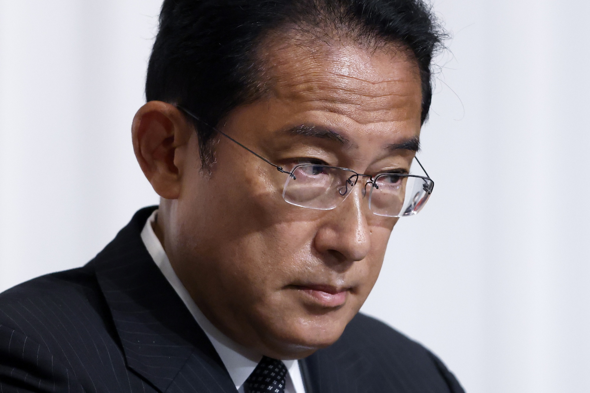 Japan PM Fumio Kishida Sees Support Slip as Covid Numbers Peak - Bloomberg