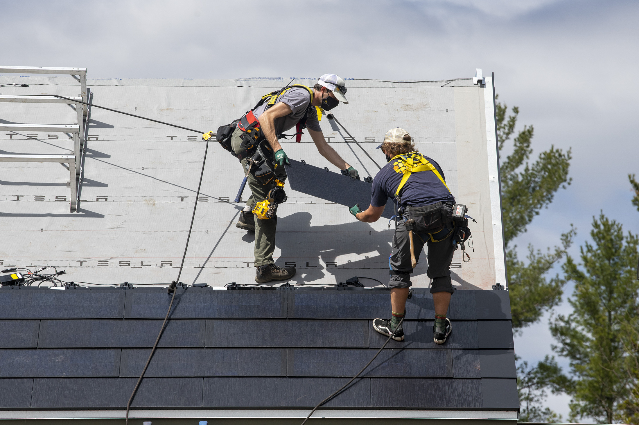 Tesla’s Solar Roof Rollout Is a Bust — And a Fixation for Elon Musk ...