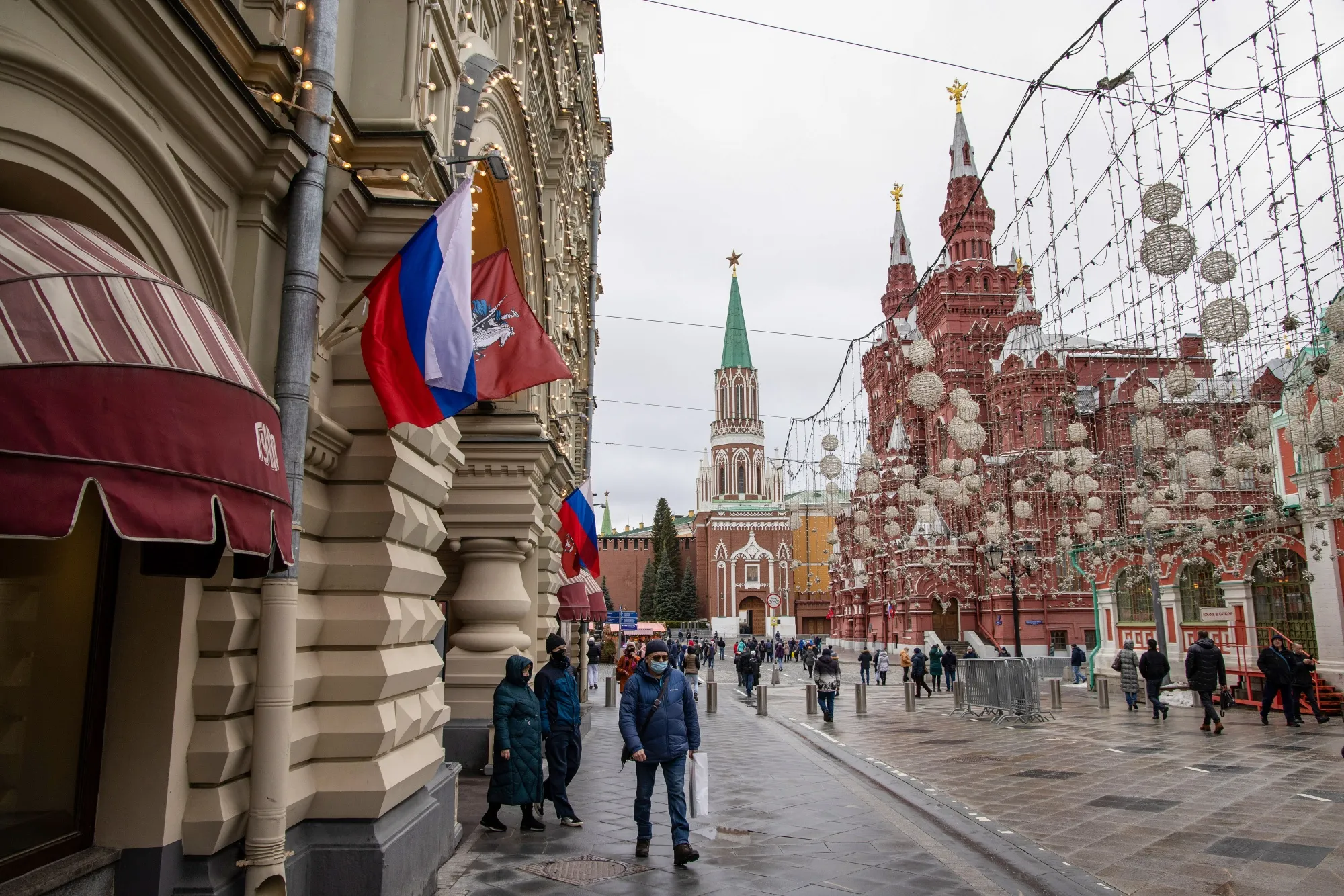 Russian Economy Shrank 2.1% Last Year, Less Than Once Expected - Bloomberg