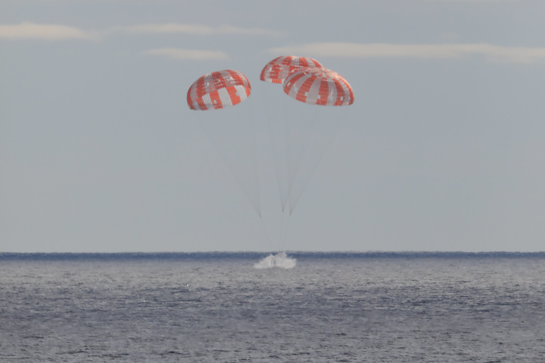 NASA’s Orion Returns From Space, Completing Moon Orbit Mission - Bloomberg