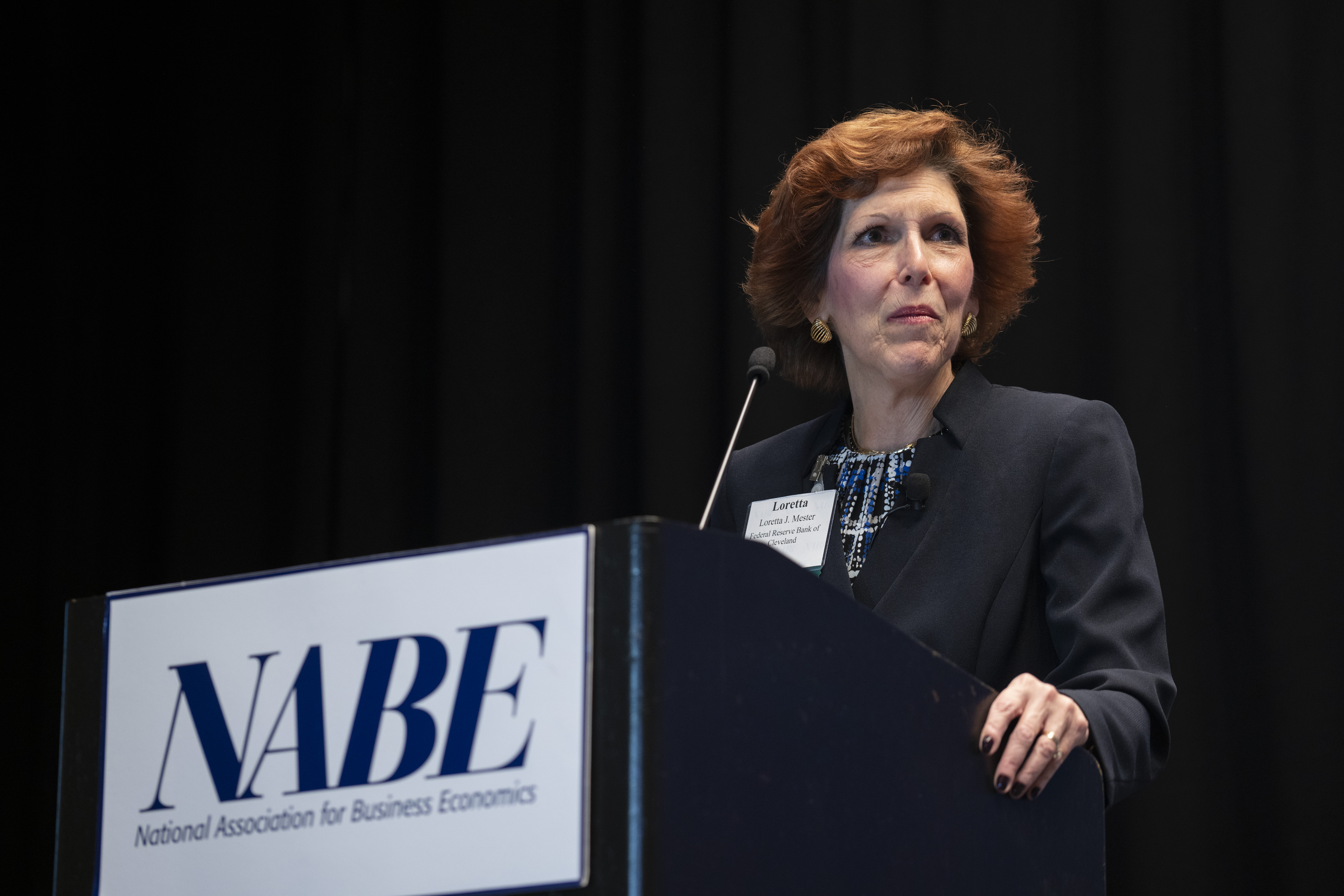 Fed Can Downshift From 75 Basis-Point Rate Hikes, Loretta Mester Says ...