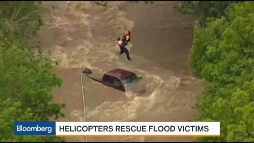 Watch Helicopters Rescue Flood Victims in Texas - Bloomberg