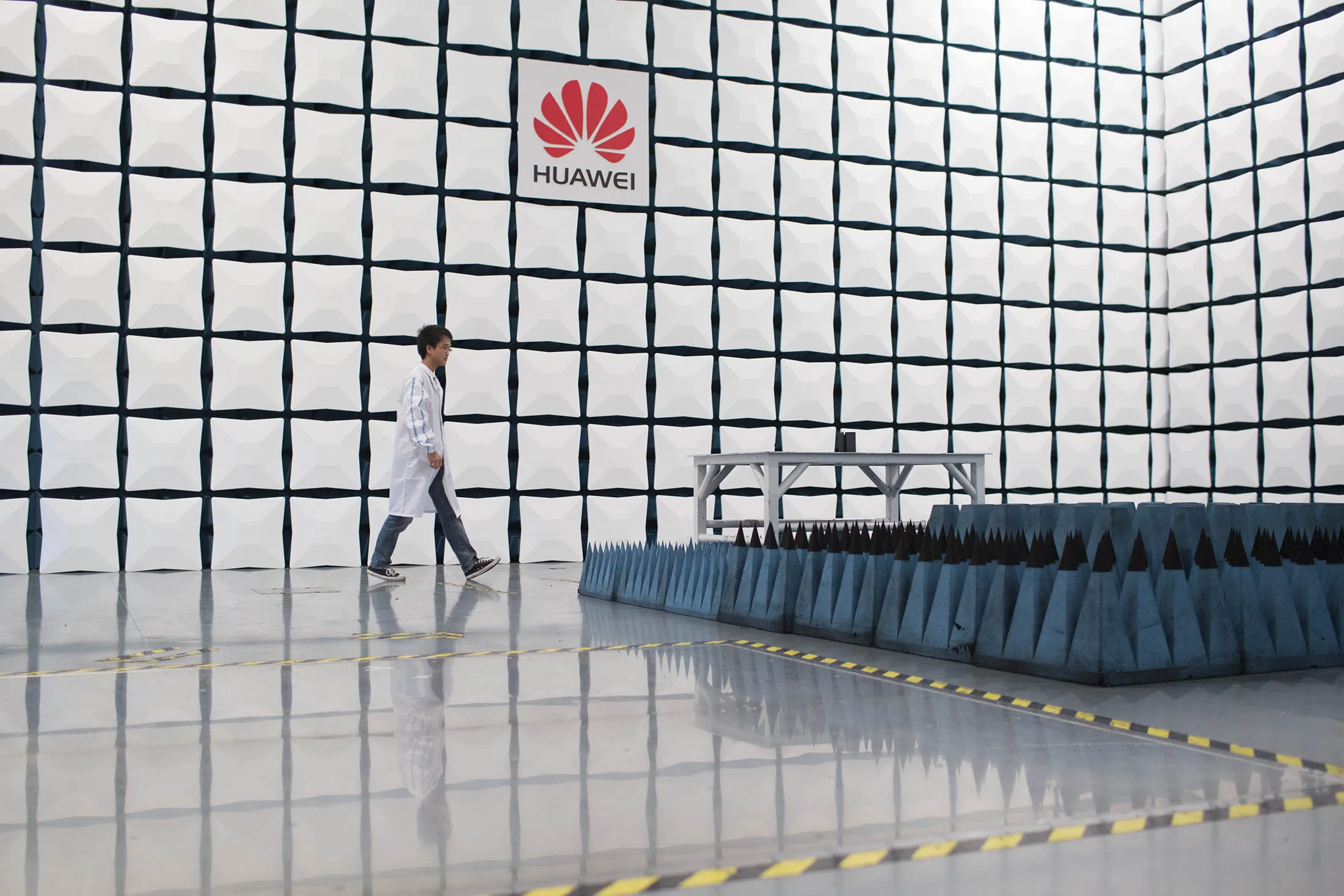 Huawei Is Developing Its Own Voice Assistant for Smartphones - Bloomberg