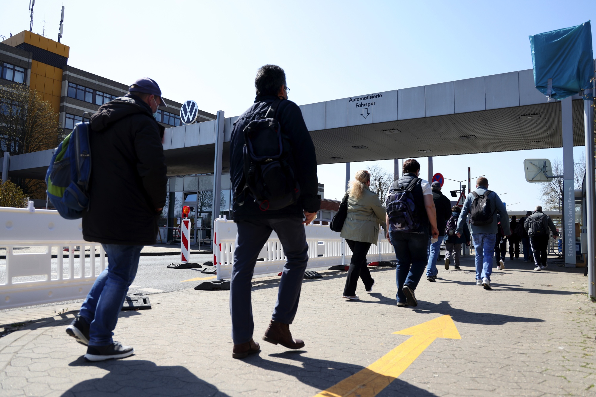 German Unemployment Falls as Economy Starts to Shrug Off Virus - Bloomberg